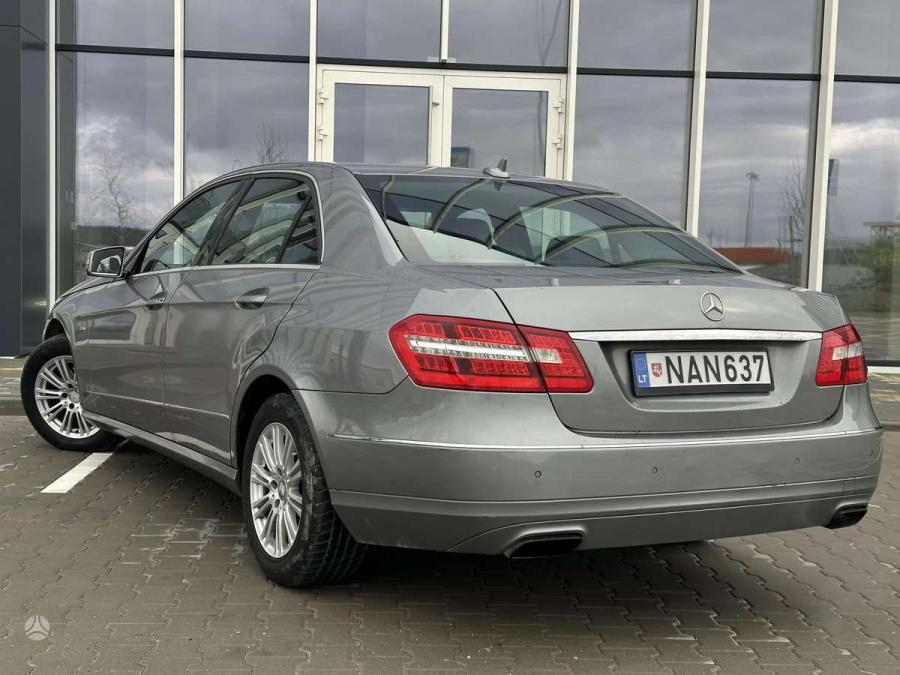 Серый Мерседес E 200 2012 в Вильнюс, объемом двигателя 2.14 л и пробегом 339 тыс. км за 6000 €, фото 5 на AUTOMOTO.COM.LV