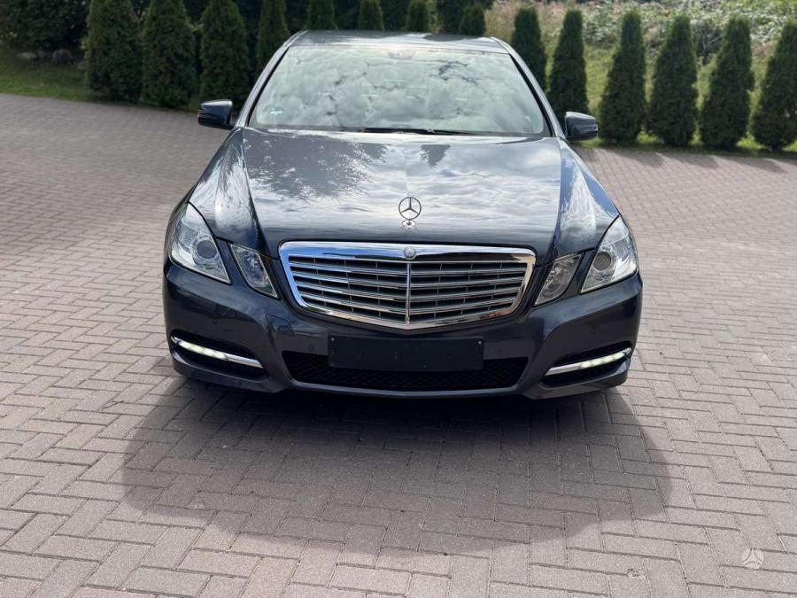 Grey Mercedes-Benz e-200 2013 in Utena, with an engine capacity of 2.20 L and mileage of 240 thousand km for 7700 €, photo 3 on AUTOMOTO.COM.LV
