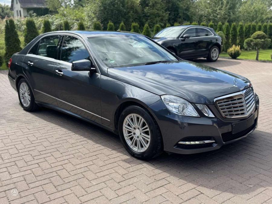 Grey Mercedes-Benz e-200 2013 in Utena, with an engine capacity of 2.20 L and mileage of 240 thousand km for 7700 €, photo 4 on AUTOMOTO.COM.LV