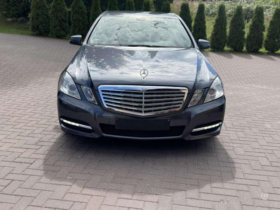 Grey Mercedes-Benz e-200 2013 in Utena, with an engine capacity of 2.20 L and mileage of 240 thousand km for 7700 €, photo 3 on AUTOMOTO.COM.LV