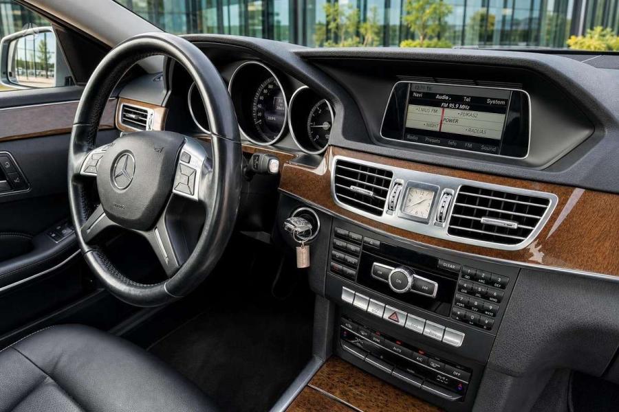 Grey Mercedes-Benz e-200 2013 in Vilnius, with an engine capacity of 2.20 L and mileage of 266 thousand km for 9650 €, photo 10 on AUTOMOTO.COM.LV