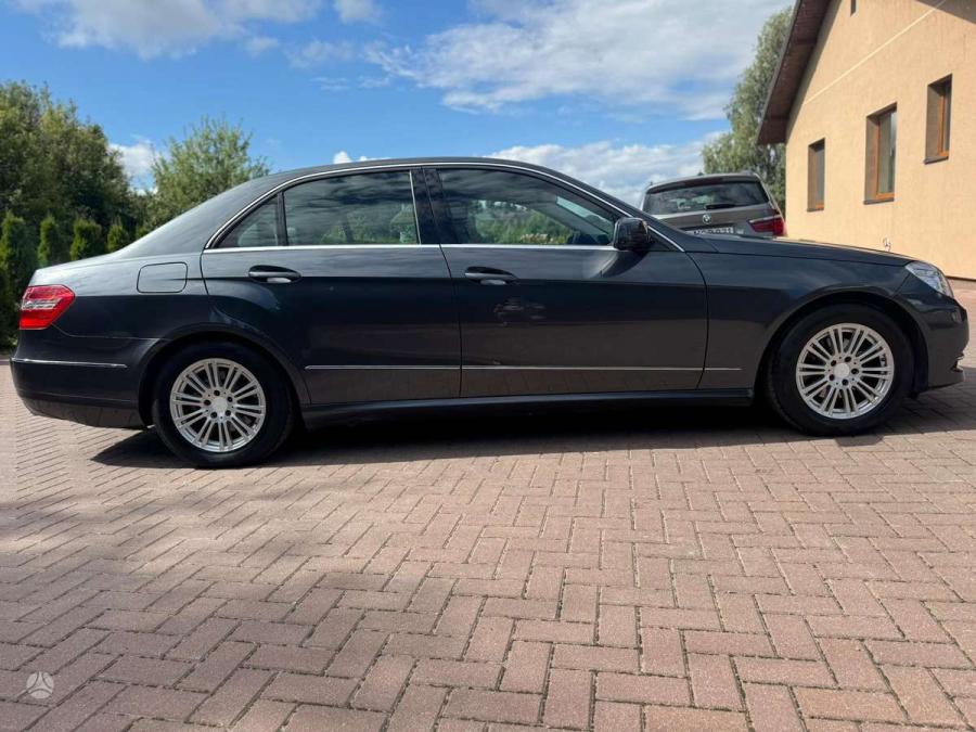 Grey Mercedes-Benz e-200 2013 in Utena, with an engine capacity of 2.14 L and mileage of 240 thousand km for 7999 €, photo 6 on AUTOMOTO.COM.LV