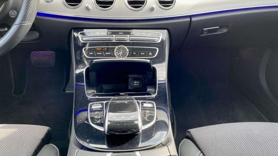 Grey Mercedes-Benz e-200 2017 in Marijampole, with an engine capacity of 1.99 L and mileage of 66 thousand km for 21900 €, photo 19 on AUTOMOTO.COM.LV