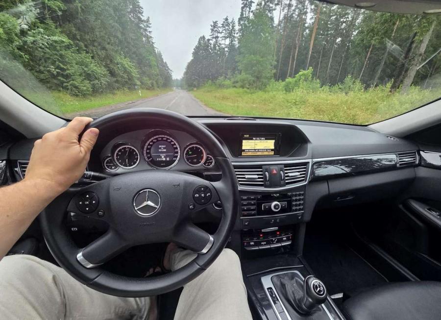 Grey Mercedes-Benz e-200 2010 in Klaipeda, with an engine capacity of 2.14 L and mileage of 333 thousand km for 6699 €, photo 10 on AUTOMOTO.COM.LV