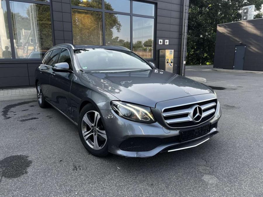 Серый Мерседес E 200 2018 в Утена, объемом двигателя 1.95 л и пробегом 550 тыс. км за 8650 €, фото 1 на AUTOMOTO.COM.LV