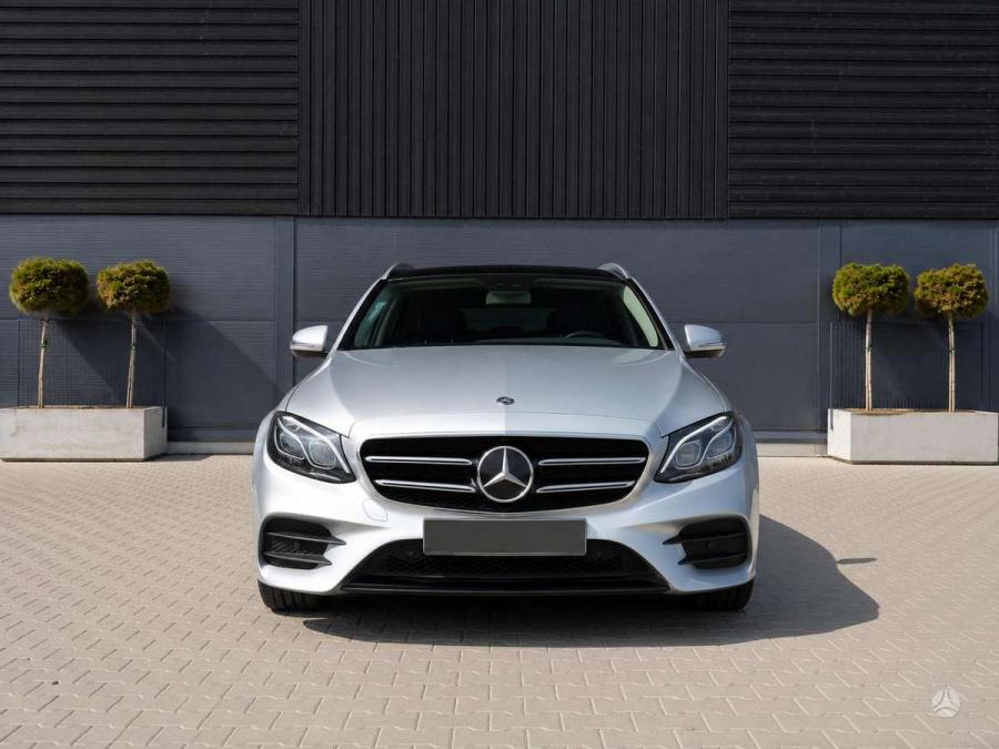 Grey Mercedes-Benz e-200 2020 in Siauliai, with an engine capacity of 1.60 L and mileage of 109 thousand km for 22900 €, photo 4 on AUTOMOTO.COM.LV