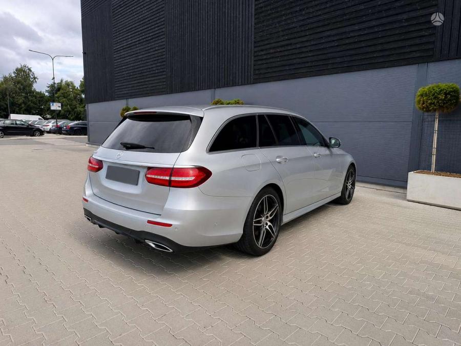 Grey Mercedes-Benz e-200 2020 in Siauliai, with an engine capacity of 1.60 L and mileage of 109 thousand km for 22900 €, photo 7 on AUTOMOTO.COM.LV