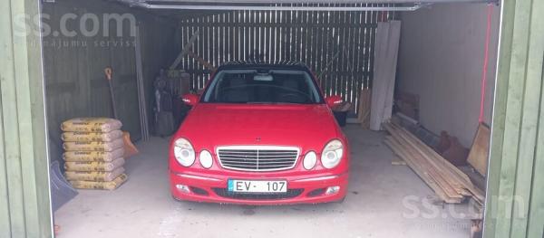 Красный Мерседес E 200 2002 в Айзкраукле, объемом двигателя 1.80 л и пробегом 238 тыс. км за 2099 €, фото 1 на AUTOMOTO.COM.LV