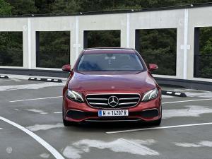Красный Мерседес E 200 2018 в Вильнюс, объемом двигателя 1.99 л и пробегом 228 тыс. км за 16700 €, фото  на AUTOMOTO.COM.LV
