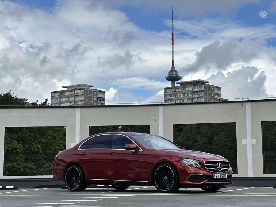 Красный Мерседес E 200 2018 в Вильнюс, объемом двигателя 1.99 л и пробегом 228 тыс. км за 16700 €, фото 4 на AUTOMOTO.COM.LV
