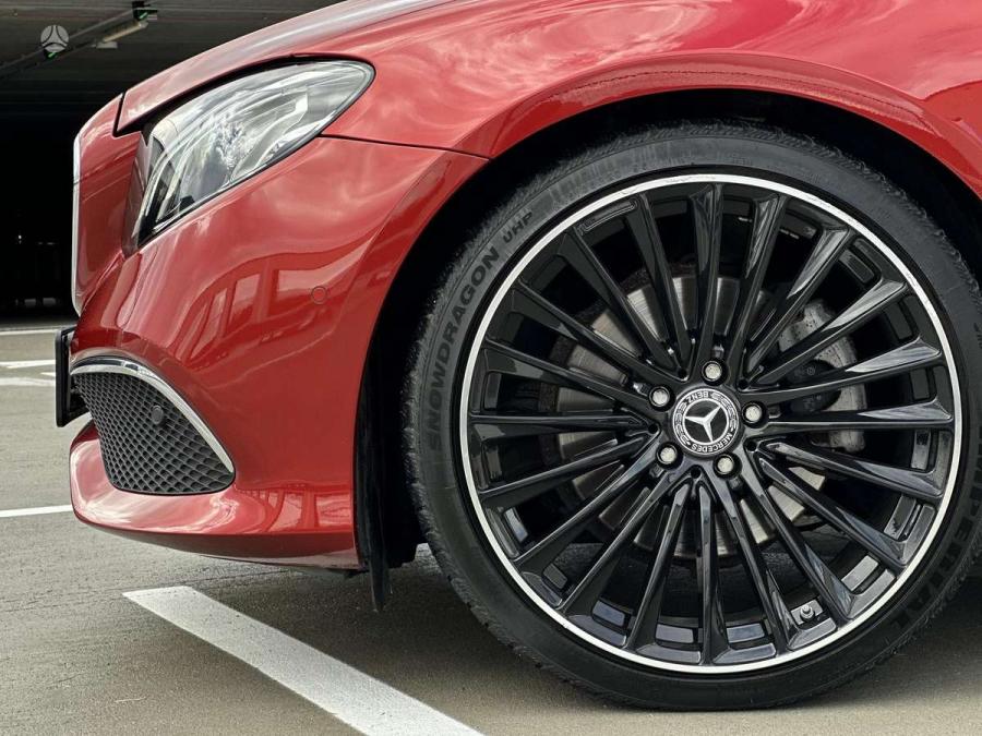 Красный Мерседес E 200 2018 в Вильнюс, объемом двигателя 1.99 л и пробегом 228 тыс. км за 16700 €, фото 8 на AUTOMOTO.COM.LV