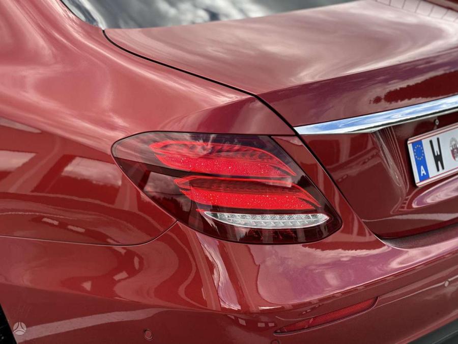 Красный Мерседес E 200 2018 в Вильнюс, объемом двигателя 1.99 л и пробегом 228 тыс. км за 16700 €, фото 9 на AUTOMOTO.COM.LV