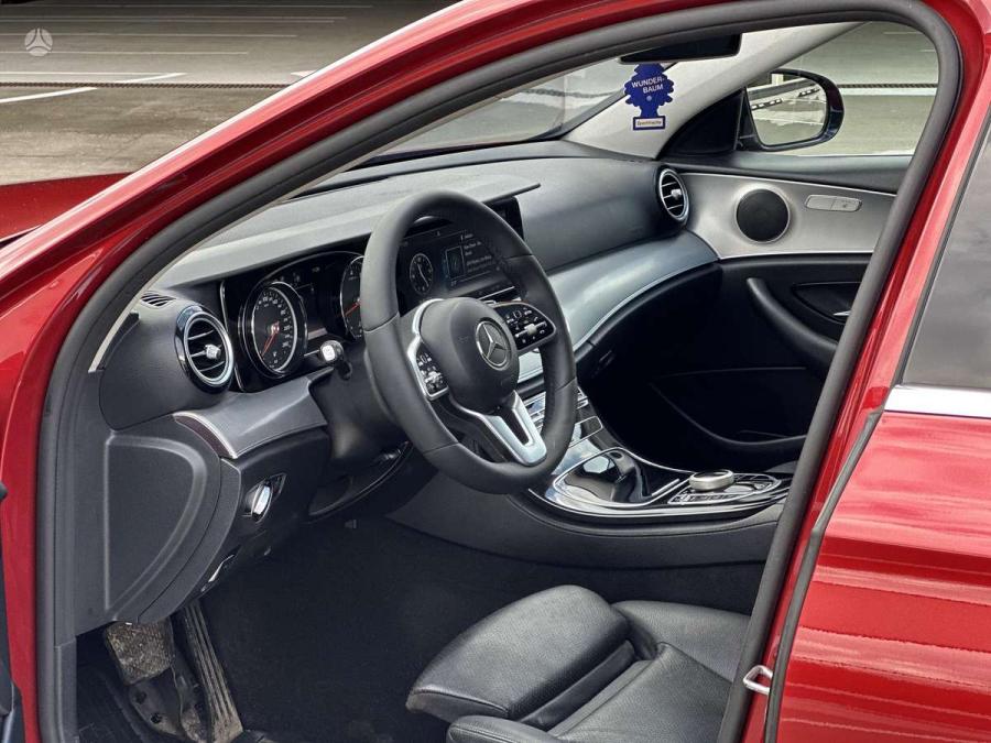 Красный Мерседес E 200 2018 в Вильнюс, объемом двигателя 1.99 л и пробегом 228 тыс. км за 16700 €, фото 13 на AUTOMOTO.COM.LV