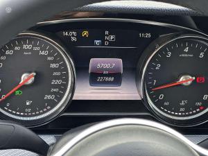 Красный Мерседес E 200 2018 в Вильнюс, объемом двигателя 1.99 л и пробегом 228 тыс. км за 16700 €, фото 16 на AUTOMOTO.COM.LV