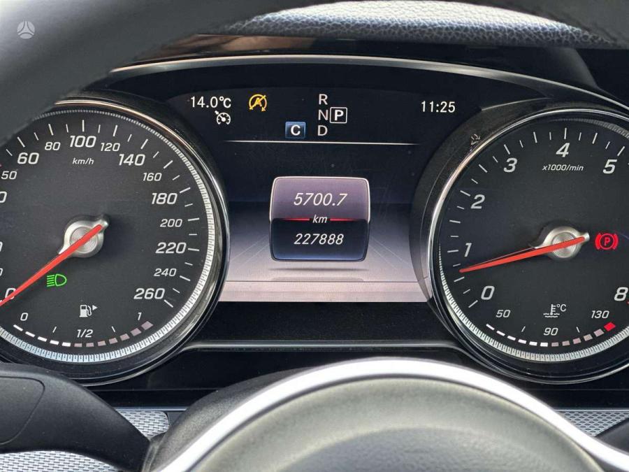 Красный Мерседес E 200 2018 в Вильнюс, объемом двигателя 1.99 л и пробегом 228 тыс. км за 16700 €, фото 16 на AUTOMOTO.COM.LV