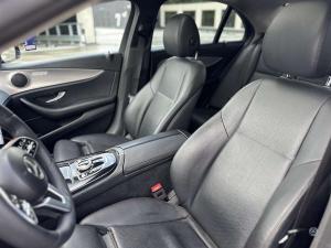 Красный Мерседес E 200 2018 в Вильнюс, объемом двигателя 1.99 л и пробегом 228 тыс. км за 16700 €, фото 17 на AUTOMOTO.COM.LV