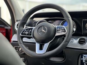 Красный Мерседес E 200 2018 в Вильнюс, объемом двигателя 1.99 л и пробегом 228 тыс. км за 16700 €, фото 23 на AUTOMOTO.COM.LV