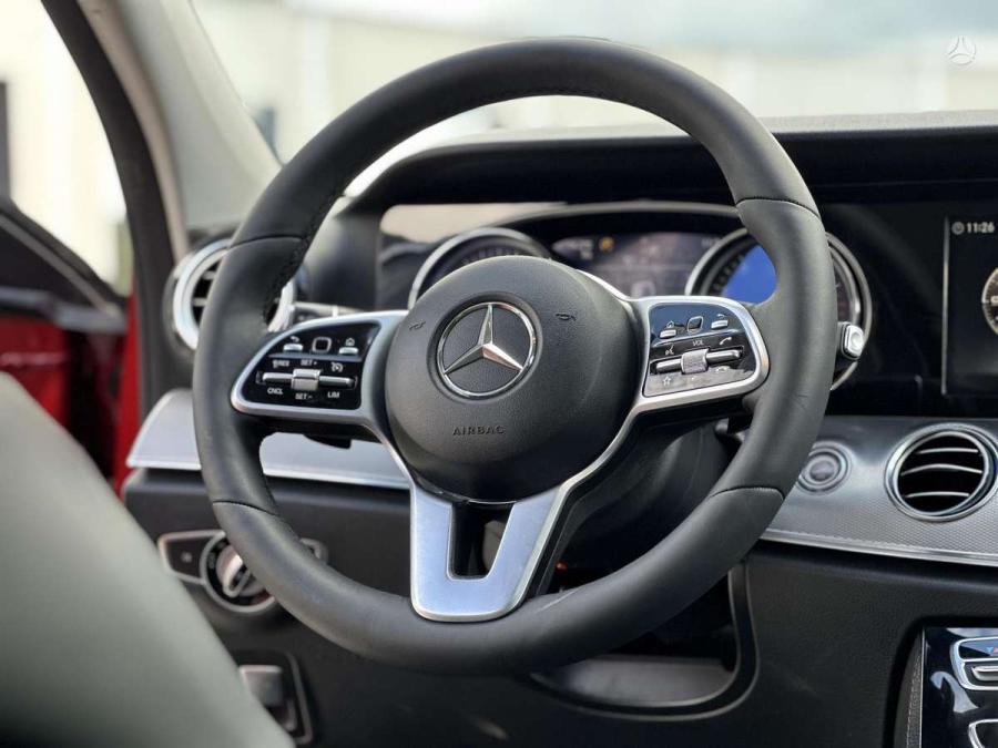 Красный Мерседес E 200 2018 в Вильнюс, объемом двигателя 1.99 л и пробегом 228 тыс. км за 16700 €, фото 23 на AUTOMOTO.COM.LV