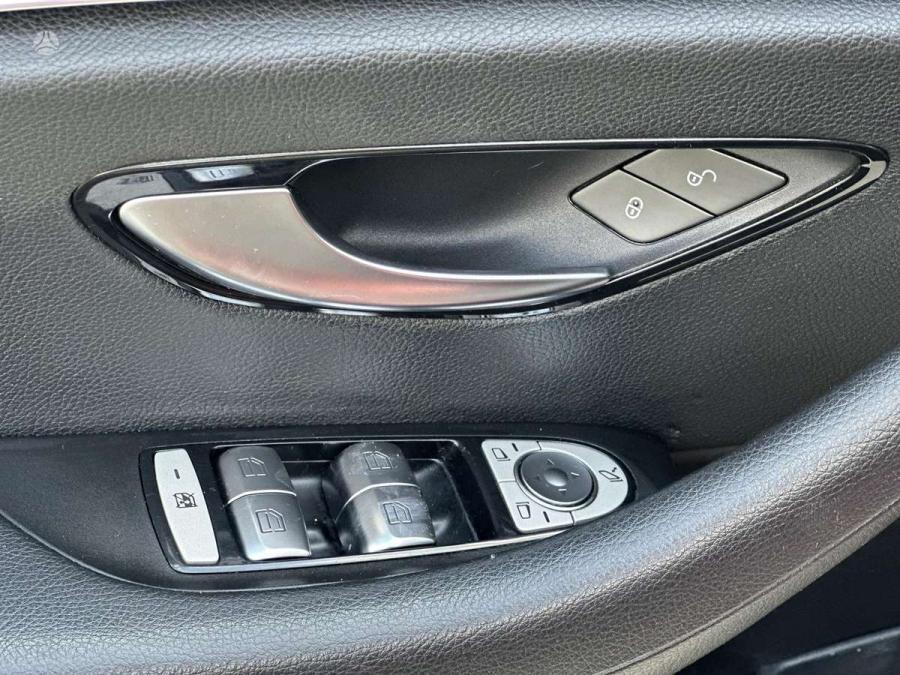 Красный Мерседес E 200 2018 в Вильнюс, объемом двигателя 1.99 л и пробегом 228 тыс. км за 16700 €, фото 27 на AUTOMOTO.COM.LV