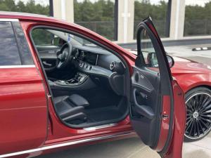 Красный Мерседес E 200 2018 в Вильнюс, объемом двигателя 1.99 л и пробегом 228 тыс. км за 16700 €, фото 30 на AUTOMOTO.COM.LV