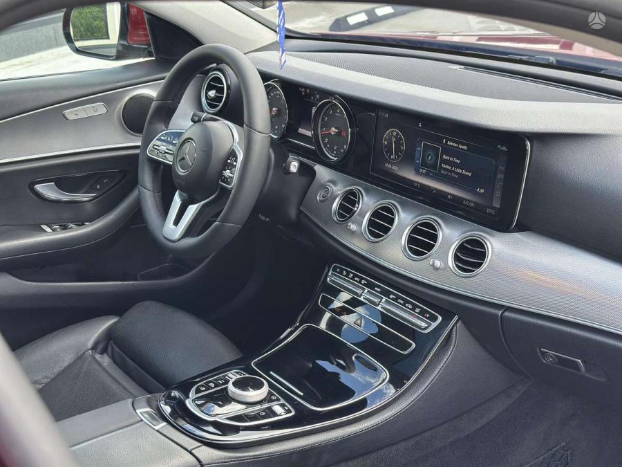 Красный Мерседес E 200 2018 в Вильнюс, объемом двигателя 1.99 л и пробегом 228 тыс. км за 16700 €, фото 32 на AUTOMOTO.COM.LV