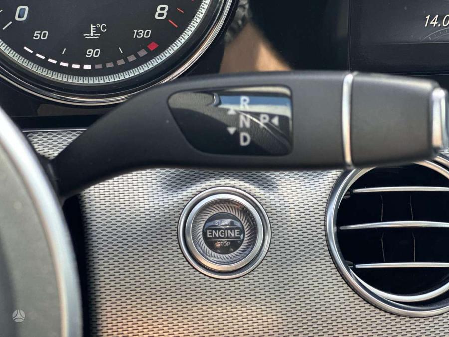 Красный Мерседес E 200 2018 в Вильнюс, объемом двигателя 1.99 л и пробегом 228 тыс. км за 16700 €, фото 36 на AUTOMOTO.COM.LV