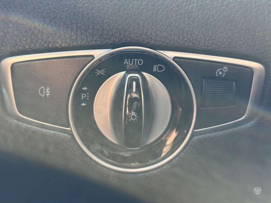 Красный Мерседес E 200 2018 в Вильнюс, объемом двигателя 1.99 л и пробегом 228 тыс. км за 16700 €, фото 37 на AUTOMOTO.COM.LV