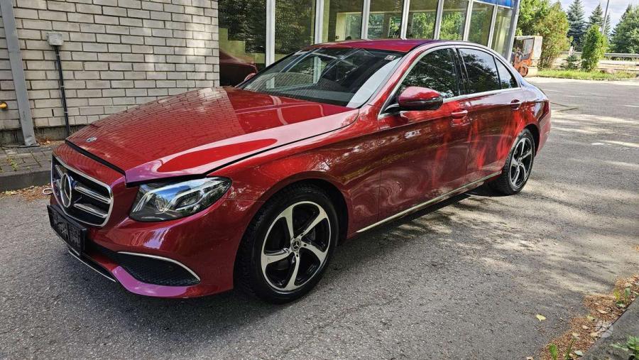 Red Mercedes-Benz e-200 2018 in Kaunas, with an engine capacity of 1.99 L and mileage of 154 thousand km for 12450 €, photo 1 on AUTOMOTO.COM.LV