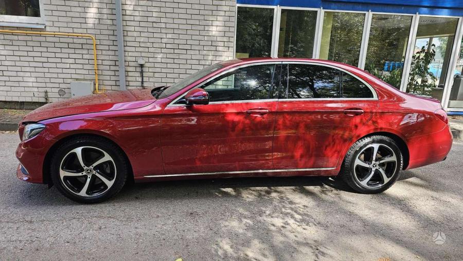 Red Mercedes-Benz e-200 2018 in Kaunas, with an engine capacity of 1.99 L and mileage of 154 thousand km for 12450 €, photo 3 on AUTOMOTO.COM.LV