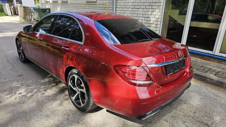 Red Mercedes-Benz e-200 2018 in Kaunas, with an engine capacity of 1.99 L and mileage of 154 thousand km for 12450 €, photo 4 on AUTOMOTO.COM.LV
