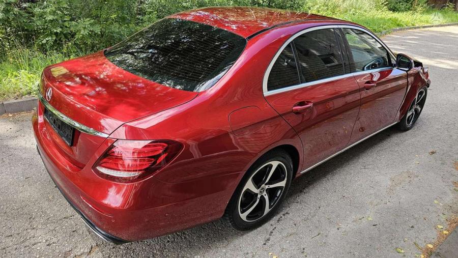 Red Mercedes-Benz e-200 2018 in Kaunas, with an engine capacity of 1.99 L and mileage of 154 thousand km for 12450 €, photo 6 on AUTOMOTO.COM.LV