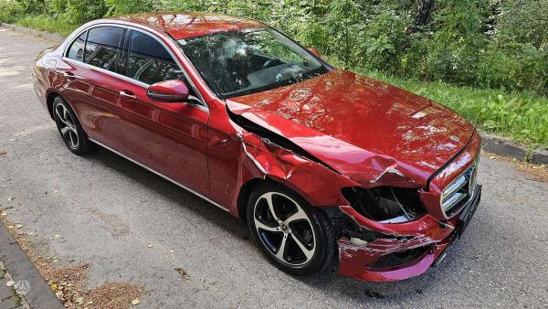 Red Mercedes-Benz e-200 2018 in Kaunas, with an engine capacity of 1.99 L and mileage of 154 thousand km for 12450 €, photo 6 on AUTOMOTO.COM.LV