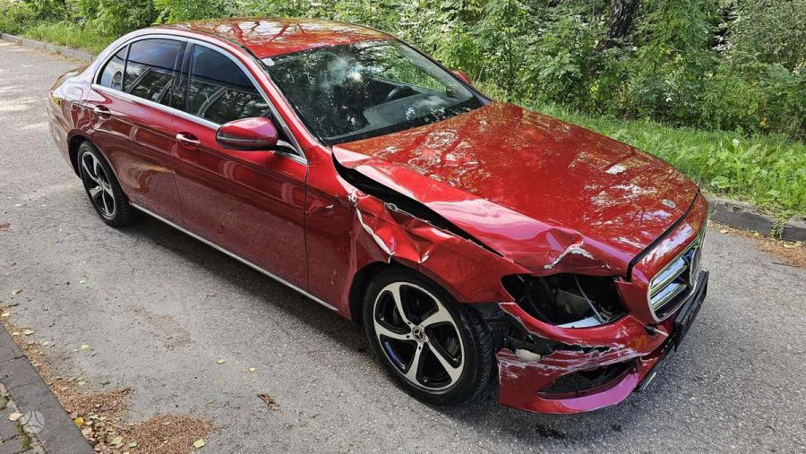 Red Mercedes-Benz e-200 2018 in Kaunas, with an engine capacity of 1.99 L and mileage of 154 thousand km for 12450 €, photo 7 on AUTOMOTO.COM.LV