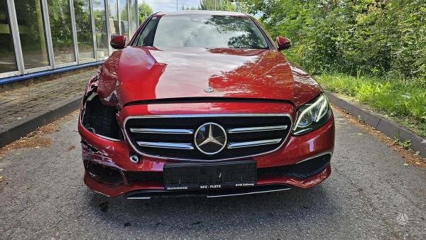 Red Mercedes-Benz e-200 2018 in Kaunas, with an engine capacity of 1.99 L and mileage of 154 thousand km for 12450 €, photo 7 on AUTOMOTO.COM.LV