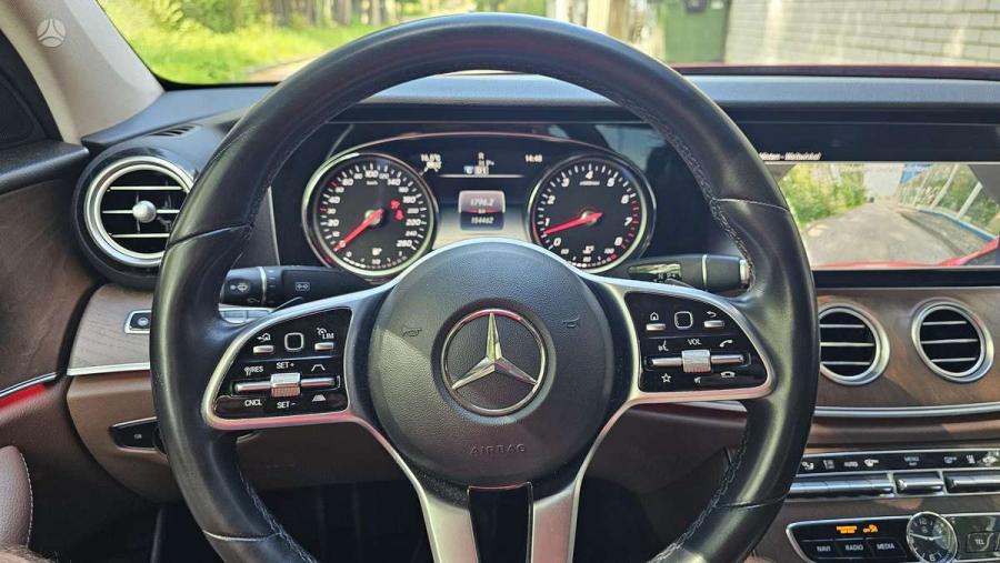 Red Mercedes-Benz e-200 2018 in Kaunas, with an engine capacity of 1.99 L and mileage of 154 thousand km for 12450 €, photo 15 on AUTOMOTO.COM.LV