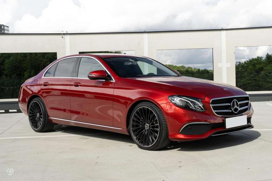 Red Mercedes-Benz e-200 2018 in Vilnius, with an engine capacity of 1.99 L and mileage of 229 thousand km for 14000 €, photo 4 on AUTOMOTO.COM.LV