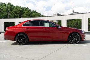 Red Mercedes-Benz e-200 2018 in Vilnius, with an engine capacity of 1.99 L and mileage of 229 thousand km for 14000 €, photo 5 on AUTOMOTO.COM.LV