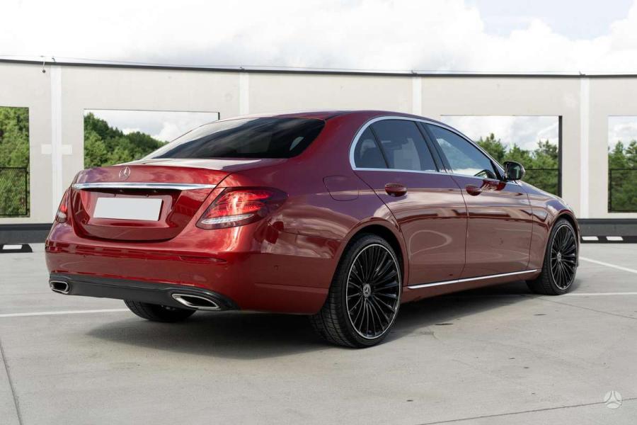 Red Mercedes-Benz e-200 2018 in Vilnius, with an engine capacity of 1.99 L and mileage of 229 thousand km for 14000 €, photo 6 on AUTOMOTO.COM.LV