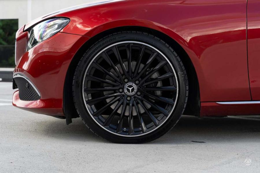Red Mercedes-Benz e-200 2018 in Vilnius, with an engine capacity of 1.99 L and mileage of 229 thousand km for 14000 €, photo 12 on AUTOMOTO.COM.LV