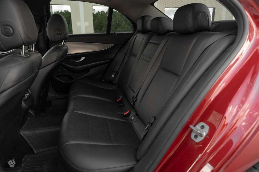 Red Mercedes-Benz e-200 2018 in Vilnius, with an engine capacity of 1.99 L and mileage of 229 thousand km for 14000 €, photo 19 on AUTOMOTO.COM.LV
