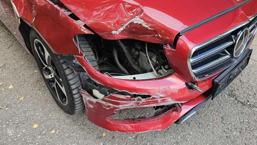 Sarkans Mercedes-Benz e-200 2018 Kauņa, ar dzinēja tilpumu 1.99 L un nobraukumu 154 tūkst. km par 11900 €, foto 17 vietnē AUTOMOTO.COM.LV