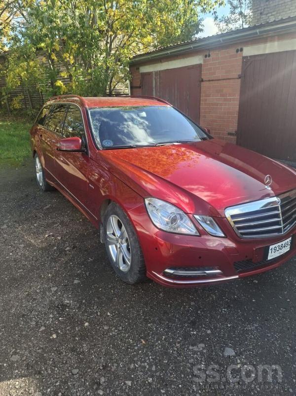 Sarkans Mercedes-Benz e-200 2011 Dobele, ar dzinēja tilpumu 2.00 L un nobraukumu 412 tūkst. km par 3750 €, foto 3 vietnē AUTOMOTO.COM.LV