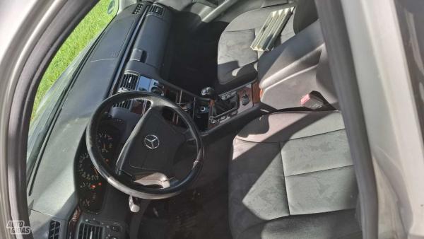 Mercedes-Benz e-200 1998 Vilkaviškis, ar dzinēja tilpumu 2.00 L un nobraukumu 333 tūkst. km par 1100 €, foto 4 vietnē AUTOMOTO.COM.LV