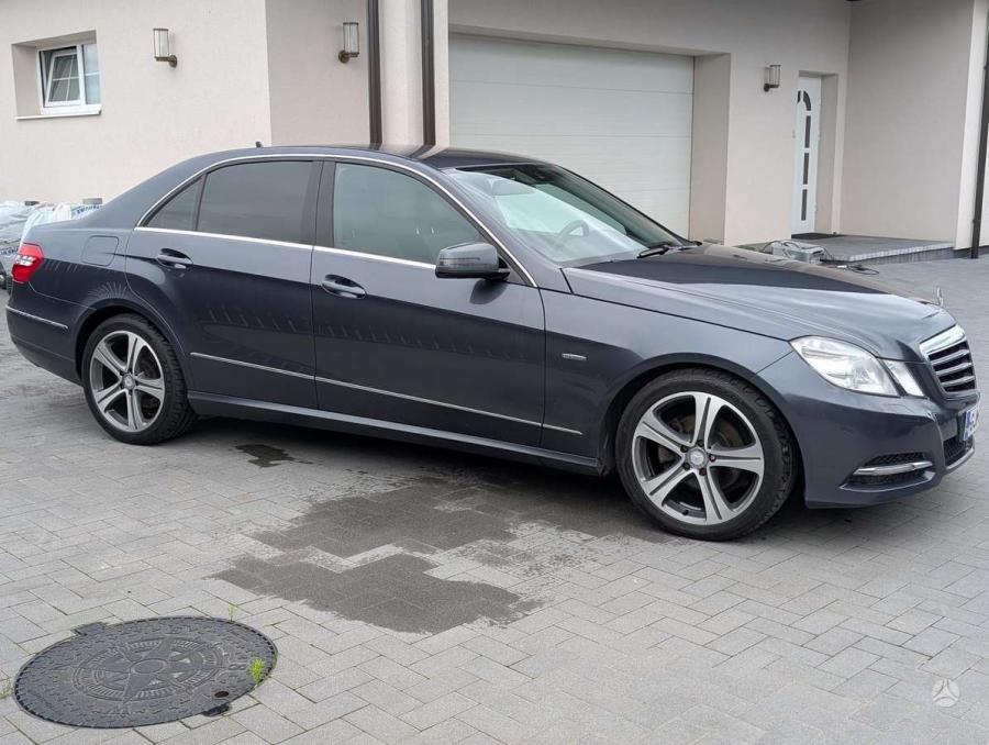 Mercedes-Benz e-200 2011 in Siauliai, with an engine capacity of 2.20 L and mileage of 334 thousand km for 5999 €, photo 3 on AUTOMOTO.COM.LV