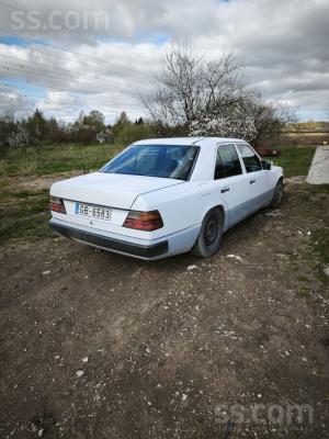 Белый Мерседес E 200 1990 в Лиепая, объемом двигателя 2.00 л и пробегом 0 тыс. км за 4500 €, фото 3 на AUTOMOTO.COM.LV