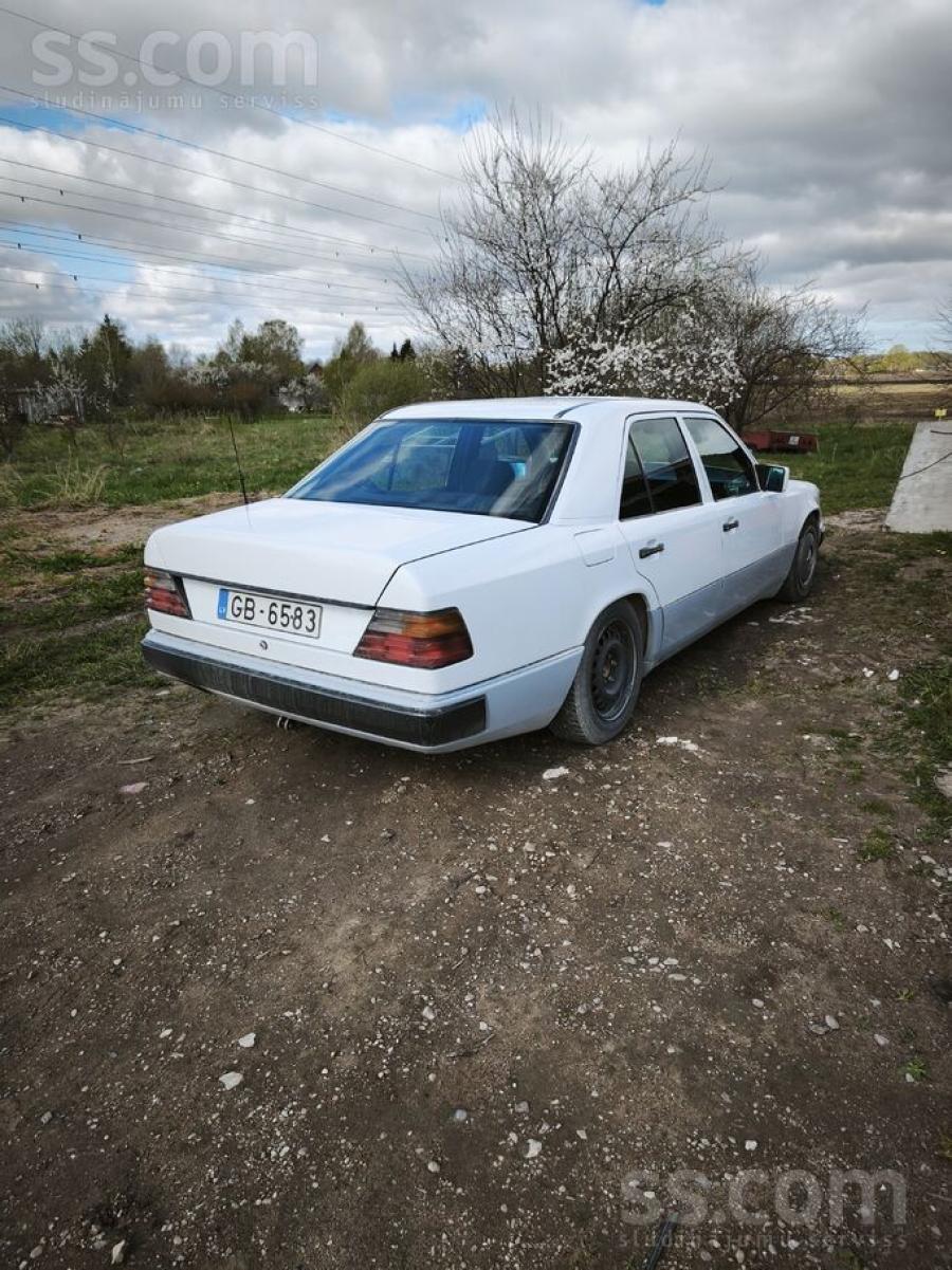 Белый Мерседес E 200 1990 в Лиепая, объемом двигателя 2.00 л и пробегом 0 тыс. км за 4500 €, фото 3 на AUTOMOTO.COM.LV