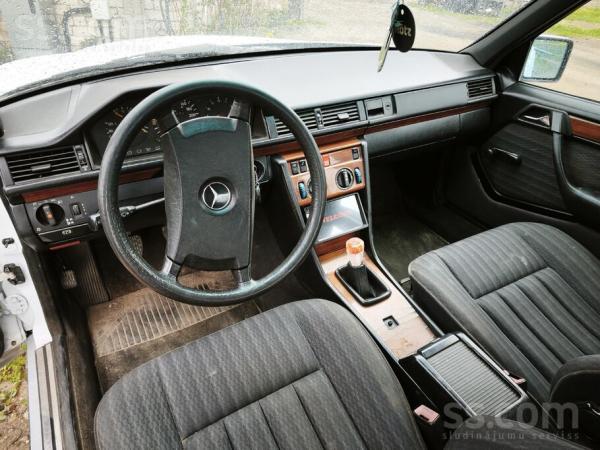 Белый Мерседес E 200 1990 в Лиепая, объемом двигателя 2.00 л и пробегом 0 тыс. км за 4500 €, фото 6 на AUTOMOTO.COM.LV