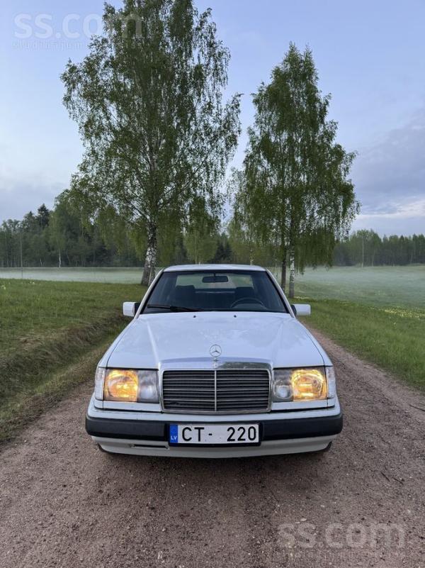 Белый Мерседес E 200 1991 в Рига, объемом двигателя 2.00 л и пробегом 479 тыс. км за 2500 €, фото 2 на AUTOMOTO.COM.LV