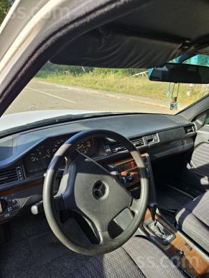 Белый Мерседес E 200 1991 в Рига, объемом двигателя 2.00 л и пробегом 163 тыс. км за 4300 €, фото 6 на AUTOMOTO.COM.LV