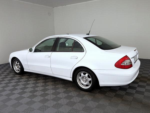 White Mercedes-Benz e-200 2008 in Tallinn, with an engine capacity of 1.80 L and mileage of 324 thousand km for 1599 €, photo 4 on AUTOMOTO.COM.LV